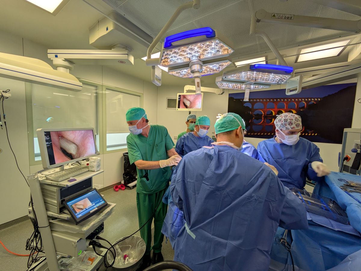 Un implant vocal ajustable testé au CHU UCL Namur - MediQuality
