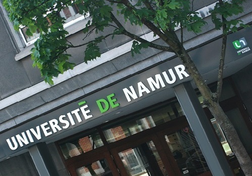 Un bâtiment dernier cri avec un auditoire debout pour les étudiants de ...